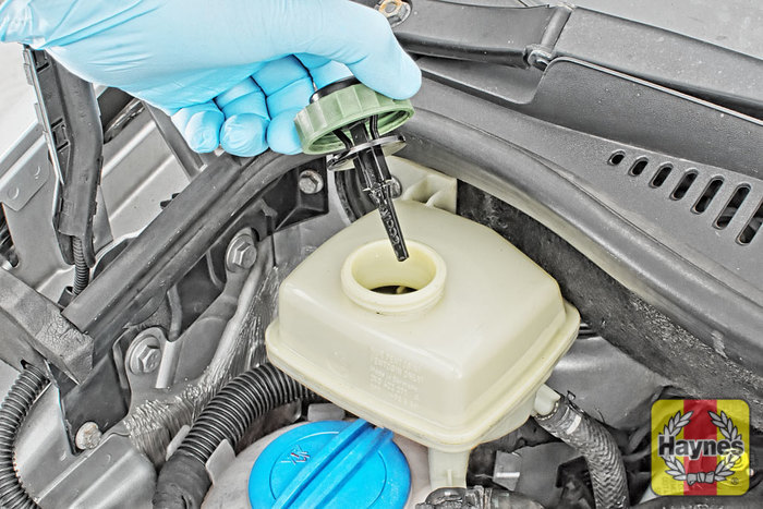 Volkswagen Caddy (2004 - 2015) 1.9 TDi - Checking steering fluid ...