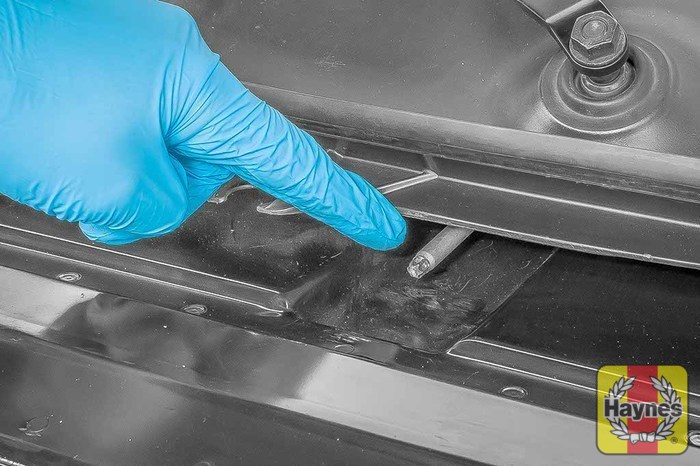 Changing the Engine Air Filter Mercedes-Benz R-Class 2006 - 2013 ...